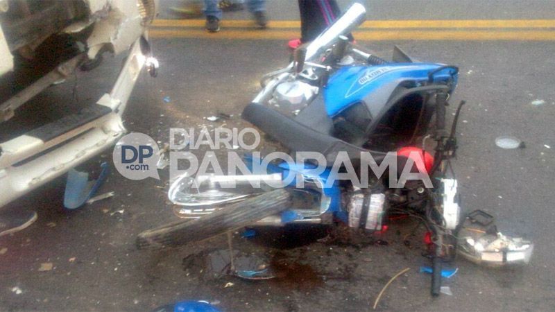 Una Joven Se Fracturó Una Pierna Al Chocar Su Moto Contra Un Camión
